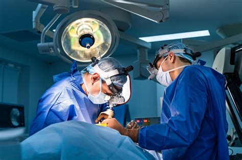 Equipo de cirujanos que operan en el hospital médicos profesionales con ...