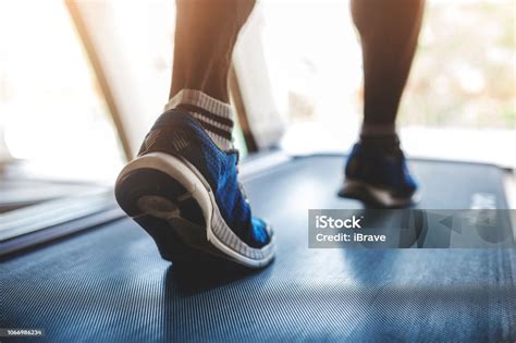 체중 감소와 함께 복용 기계 에어로빅 슬림 하 고 회사에 대 한 아침에 건강 한 여자의 피트 니스 체육관에서 운동을 실행 디딜 방 아 심장 운동 실행 신발 고무 바닥