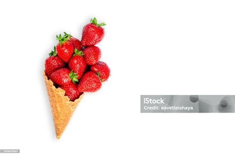 흰색 배경에 고립 된 잘 익은 딸기로 가득 찬 아이스크림 콘 잘 익은 딸기와 와플 콘 복사 공간이 있는 배너 딸기에 대한 스톡 사진 및 기타 이미지 Istock