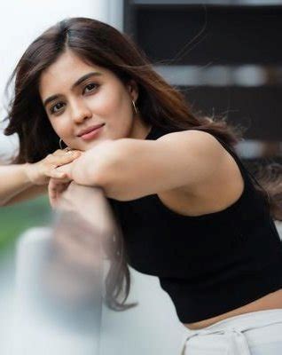 Amritha Aiyer Hot And Beautiful Pics In Sari