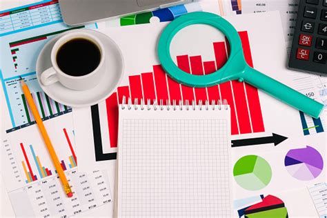 계산기 빈 메모장 커피 한 잔 돋보기 매출 또는 이익 성장 그래프와 사업가의 바탕 화면 금융 및 투자 맨 위 보기 공간의 복사본입니다 경제에 대한 스톡 사진 및 기타 이미지