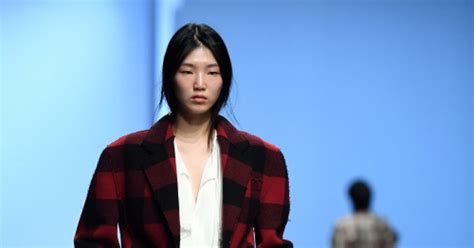 포토 Sfw 디자이너 박승건의 푸시버튼 컬렉션 언밸런스의 매력성공한 여성의 이미지를~