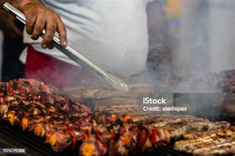 길거리 음식 축제에서 숯불 그릴 돼지 고기 스테이크 닭 가슴살 소시지 고기 갈비 조각에 고기를 준비하는 요리사 바베큐그릴에 대한 스톡 사진 및 기타 이미지 Istock