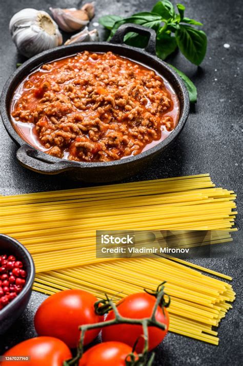 스파게티 볼로네즈의 이탈리아 식재료 생 파스타 바질 갈은 쇠고기 토마토 검은 색 배경 위쪽 보기 가루로 빻은에 대한 스톡 사진 및 기타 이미지 Istock