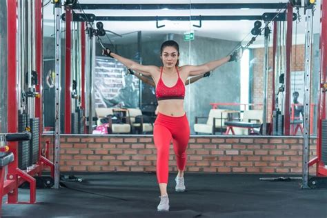 Belle Femme Asiatique Jouer Au Fitness Dans La Salle De Sportthaïlande A Un Corps Mincetemps
