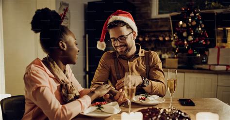 크리스마스 저녁 식사를 즐기고 집에서 식탁에서 손을 잡고 있는 행복한 커플 사진 Unsplash의 아프리카 계 미국인 여성 이미지