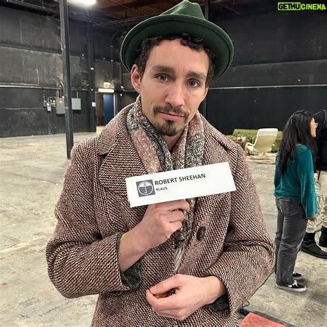 Robert Sheehan Wiki Biography Age Gallery Spouse And More