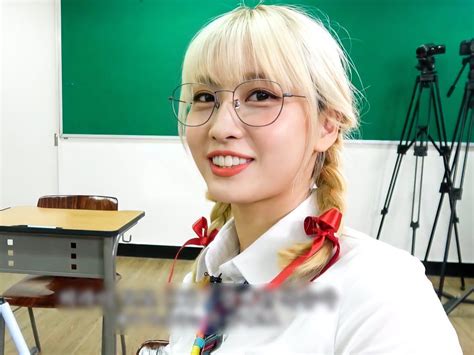 Nerdy Momo Scrolller