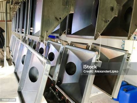 분말 코팅 라인 금속 패널은 오버헤드 컨베이어 라인에 매달려 있습니다 정전기 장에서 제품을 페인팅 가루로 빻은에 대한 스톡 사진 및 기타 이미지 Istock