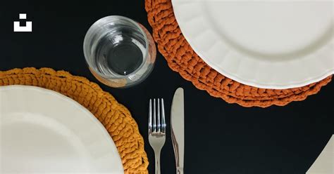 흰색 접시와 식기류를 얹은 검은 테이블 사진 Unsplash의 무료 음식 프리젠 테이션 이미지
