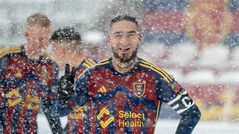 Jugador De Real Salt Lake Celebra Goles Con ángeles De Nieve Video