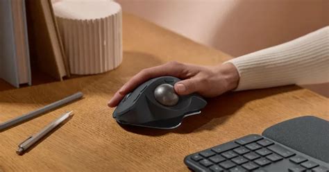 Logitech Ha Lanzado Un Nuevo Trackball Inalámbrico Con El Que Mover Sólo El Pulgar