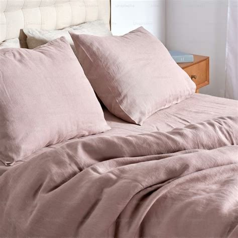 분홍색 이불과 베개가 있는 침대 사진 Unsplash의 침구 이미지