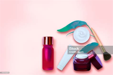 녹색 허브 잎 화장품 병 용기 브랜딩 모형을위한 빈 라벨 자연 미용 제품 개념 0명에 대한 스톡 사진 및 기타 이미지 0명