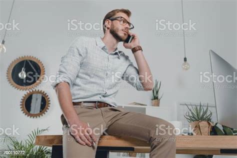 스마트폰 사용 하 고 현대 사무실에서 테이블에 기대어 심각한 백인 사업가 경영자에 대한 스톡 사진 및 기타 이미지 경영자 기업 비즈니스 기업 재무와 산업 Istock