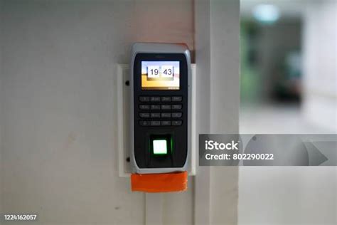 사무실 건물의 잠금 해제 문 보안 시스템 지문 및 암호 잠금을 위한 벽에 지문 스캐너 0명에 대한 스톡 사진 및 기타 이미지 0명 감지기 그래픽 사용자 인터페이스