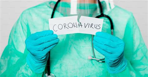 코로나바이러스 검역의 개념 코로나 19 신종 코로나 바이러스 2019 Ncov 청진기를 가진 의사 코로나 바이러스라는 단어로 종이를 찢습니다 사진