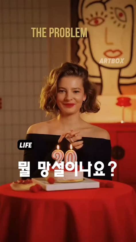 아트박스 파리의 예술가 Lorempdf 그는 파리의 거리를 자신의 예술적 무대로 삼고 있습니다 버려진 물건들을 일시적인
