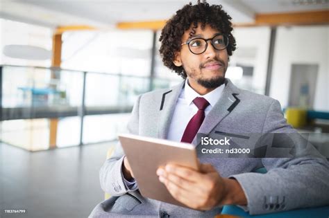 사무실에서 터치 스크린 태블릿 장치와 흑인 사업가의 웃는 초상화 경영자에 대한 스톡 사진 및 기타 이미지 경영자 긍정적인 감정 표현 기업 비즈니스 Istock