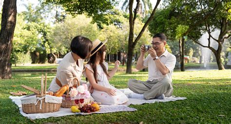 행복 한 노인 할아버지 할머니와 함께 작은 손자 소녀와 놀고 공원에서 파티 가족 레저 개념 3 명에 대한 스톡 사진 및 기타 이미지 Istock