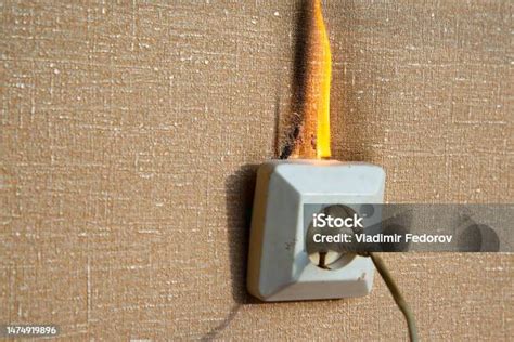 전기 배선 및 전기 콘센트의 화재 전기 배선이 잘못되면 화재가 발생합니다 콘센트에 대한 스톡 사진 및 기타 이미지 콘센트 연기 물리적 구조 불에 탄 Istock