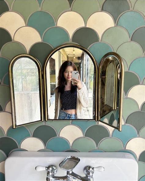 윤아 거울 속의 나 보기만 해도 심쿵 크롭톱 카디건 패션 스타와 패션