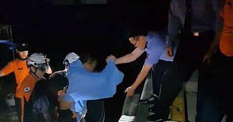 통영해경 바다에 빠진 만취 50대 남성 구조
