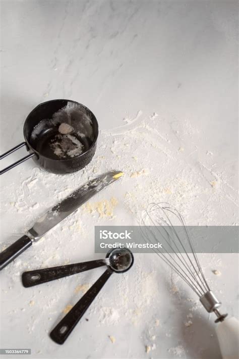 케이크를 굽는 데 사용되는 주방 용품이 있는 흰색 조리대 표면 국자에 대한 스톡 사진 및 기타 이미지 국자 밀가루 반죽 주식 Istock