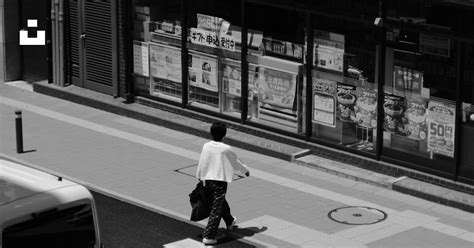 횡단보도 옆 길을 건너는 남자 사진 Unsplash의 무료 타맥 이미지