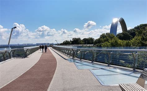 Скляний пішохідний міст в Києві історія будівництва та цікаві факти Kashtan Media