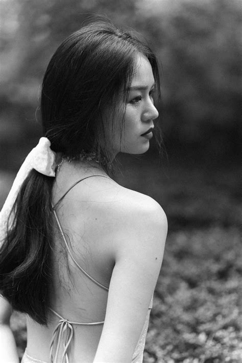 감정 고요한 대조 뒷모습 등이없는 드레스 머리 모델 묵상 보케 부드러운 빛 부드러운 피부 블랙 앤 화이트