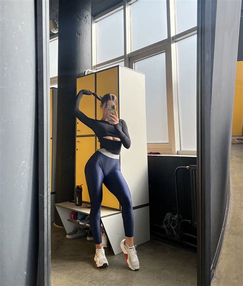 Ellie Leen On Twitter Rare Pics In Clothes Https T Co Ugwx Lzadf Twitter