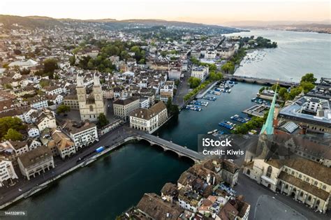 화창한 날에 스위스 취리히 호수 위를 비행하는 공중 무인 항공기가 촬영되었습니다 취리히시에서 여름에 인기있는 큰 웅장한 호수와 자연 산의 경관의 아름다운 풍경 0명에 대한