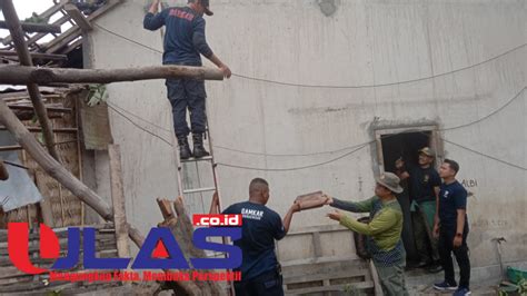 Akibat Angin Puting Beliung, Satpol PP Bondowoso Ikut Serta Bantu ...