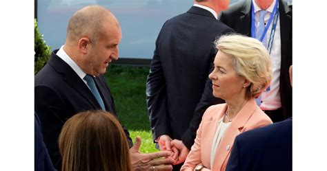 Радев от Молдова Целувката между Борисов и Петков ражда отвращение Обновена снимки