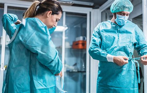 코로나바이러스 전염병 발생 시 수술 수술을 위해 병원에서 일할 준비를 하는 의사와 간호사 오른쪽 사람의 얼굴에 집중 긴급서비스와 구조 직업에 대한 스톡 사진 및 기타 이미지