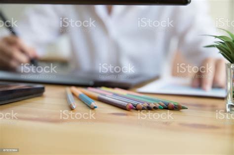 프리랜서 그래픽 디자이너 그리기 디지털 태블릿에 여자 색상 견본 카탈로그 샘플 선택작업 창의력 편집기 아이디어 개념 Cmyk에