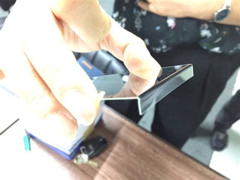 미래기업포커스 직각으로 구부러진 유리 구현 레이저앱스 전자신문