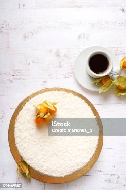 물리와 과일 커피 아메리카노 한 잔흰색 배경에 오렌지와 함께 집에서 만든 맛있는 달콤한 케이크 유기농 디저트 무설탕 건강한 식습관 건강한 식생활에 대한 스톡 사진 및 기타