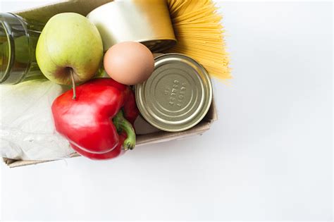 식료품 재고는 제재 기간 동안 식품 주식을 위기 통조림 식품 메밀 파스타 계란 후추 사과 토마토 해바라기 기름 설탕 흰색 배경에 화장지 0명에 대한 스톡 사진 및 기타