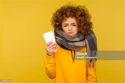 스카프에 싸여 건강에 해로운 여자는 냅킨을 잡고 콧물과 인후통을 앓고 독감의 증상 스카프에 대한 스톡 사진 및 기타 이미지 스카프 20 24세 감기와 독감 Istock