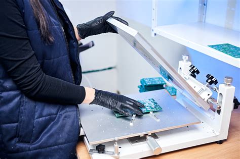 엔지니어 공장 작업자 전자 장치는 칩과 함께 작동합니다 마이크로칩 생산 나노 컴퓨터 기술 및 제조 기술 공정 0명에 대한 스톡 사진 및 기타 이미지 Istock