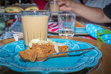 호박 향신료 케이크와 함께 먹을 준비가 된 다채로운 티 파티와 블루 플레이트에 차 한 잔 0명에 대한 스톡 사진 및 기타 이미지 0명 골동품 그릇 Istock