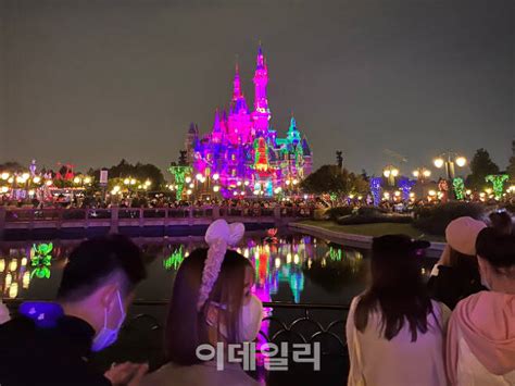 핼러윈에 날벼락 中디즈니랜드 확진자 방문에 영업 중단