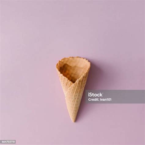파스텔 핑크 배경에 아이스크림 콘입니다 최소한의 여름 개념입니다 플랫이 하다 개념과 주제에 대한 스톡 사진 및 기타 이미지 개념과 주제 꽃무늬 냉동식품 Istock