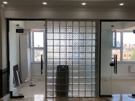 Оффис худалдаа үйлчилгээний барилгын дотор гоёлын шилэн хана хаалгыг чанарын өндөр түвшинд