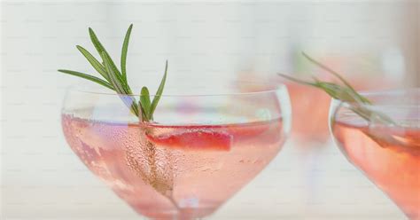 딸기 칵테일 또는 목테일 한 잔 으깬 얼음과 밝은 배경에 탄산수를 곁들인 상쾌한 여름 음료 음료 사진 사진 Unsplash의 가로 이미지