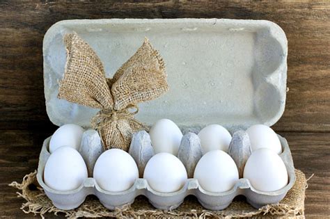 꽃으로 장식 된 닭고기 계란과 갈색 소박한 나무 배경에 계란 상자에 토끼 토끼처럼 삼베 하나 창조적 인 개념 카드 부활절과 음식의 그림 4월에 대한 스톡 사진 및 기타