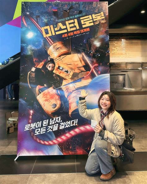 알로하니모 광고 날씨가 너무 좋아서 오늘도 데이트 나왔어요 세상 화려한 컬러에 원피스 입어 다른 아이템은 무채색으루 🔮💜 무신사 러뷰이 Instagram