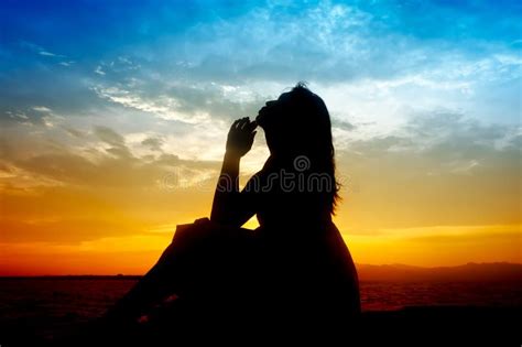 Silueta De La Mujer Hermosa De La Sensualidad Joven Foto De Archivo Imagen De Relaje